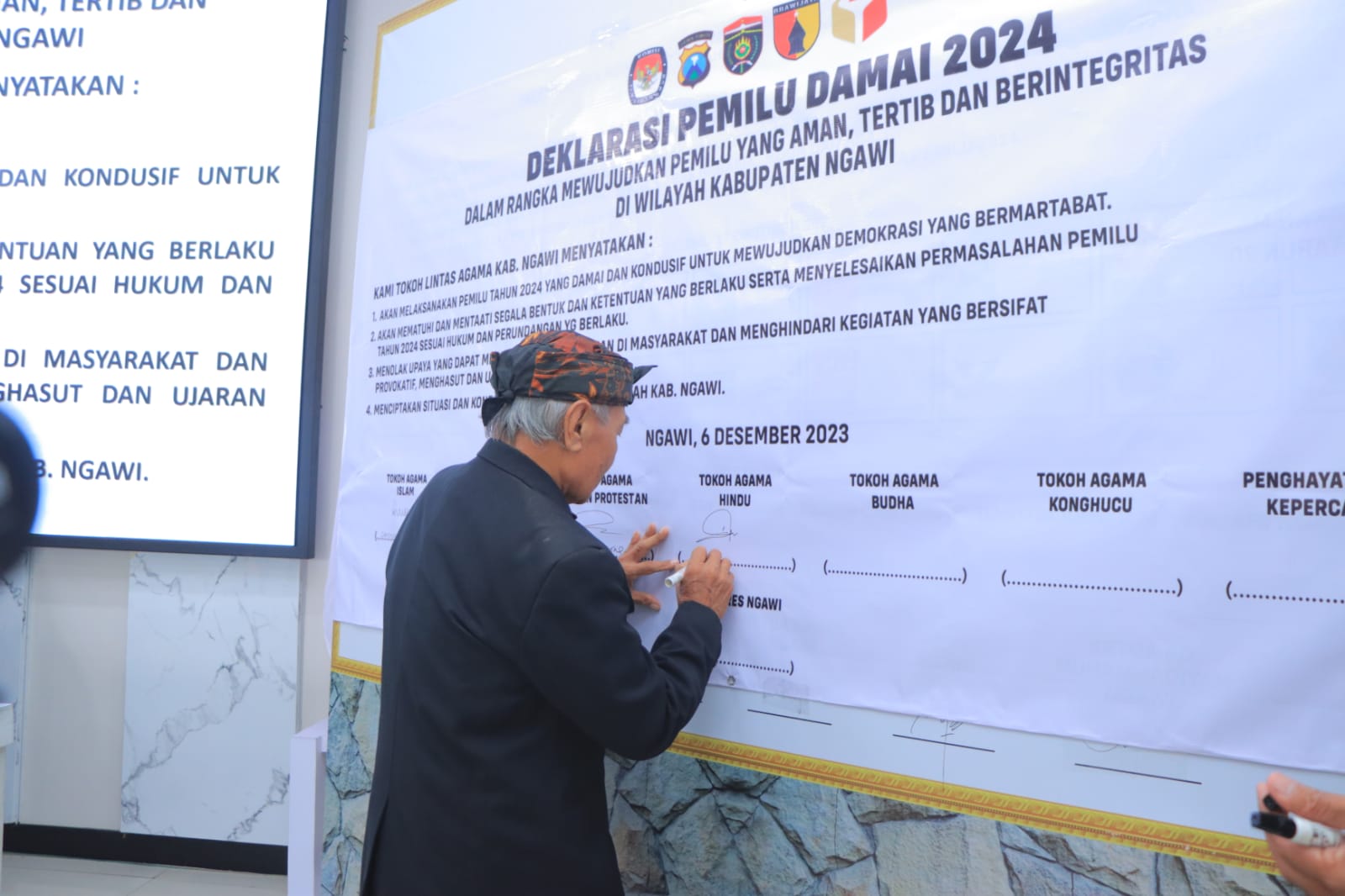 Tokoh Lintas Agama Tanda Tangani Deklarasi Pemilu Damai 2024 di Polres Ngawi - Pilar Bangsa